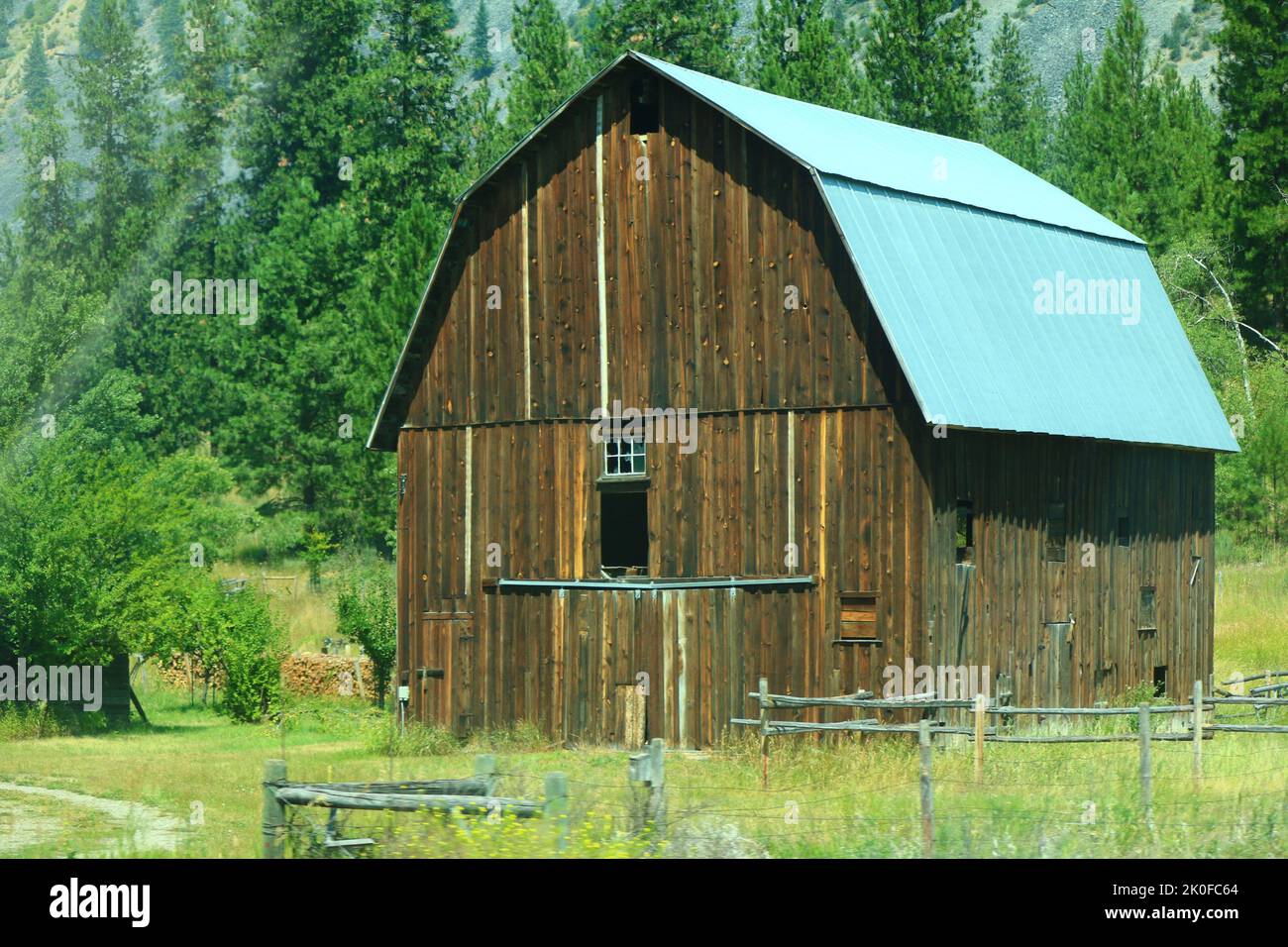 Old Barn in the countryside Stock Photo - Alamy