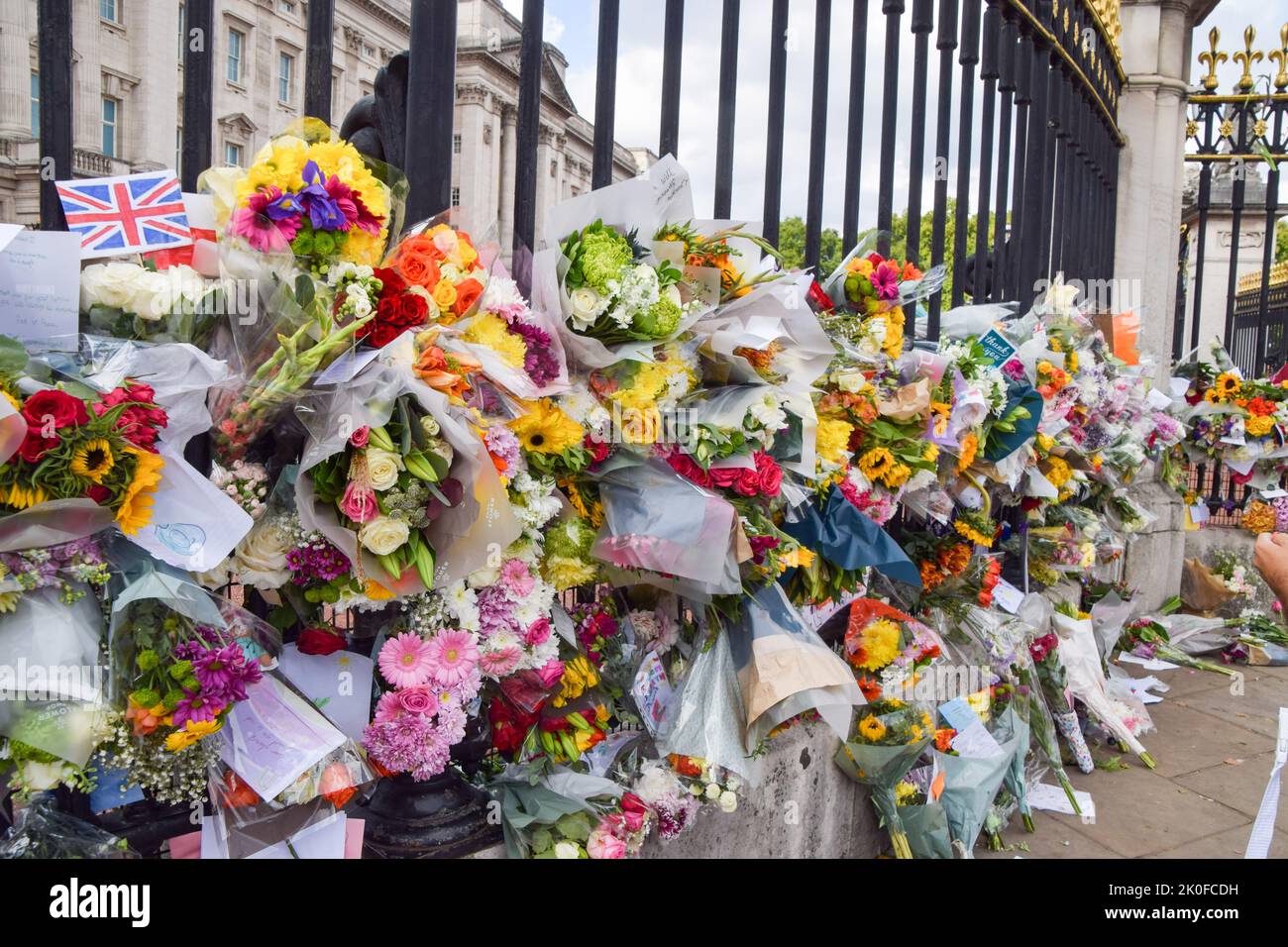 Floral tributes are seen outside Buckingham Palace as thousands of ... Floral tributes are seen outside Buckingham Palace as thousands of ...