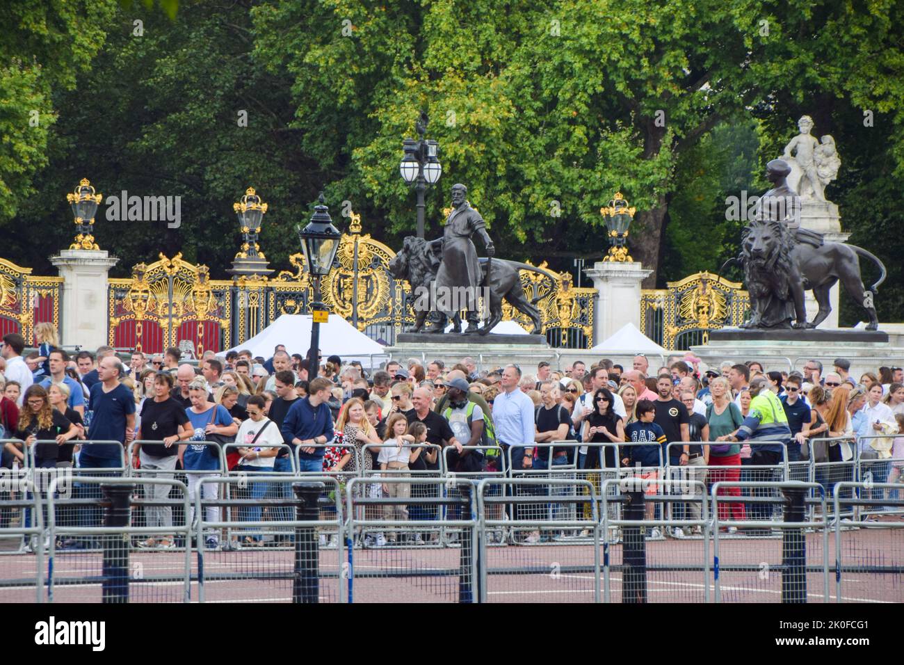 London, UK. 11th Sep, 2022. Huge queues form outside Buckingham Palace ...