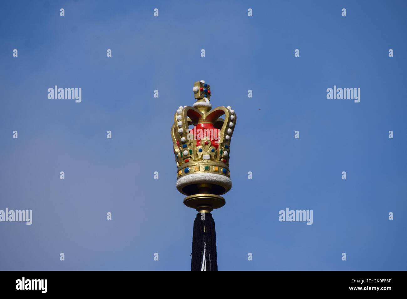 Buckingham palace flagpole hi-res stock photography and images - Alamy