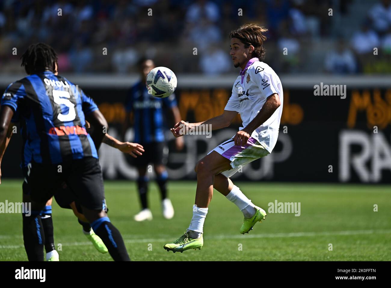Leonardo Sernicola (Cremonese)Caleb Okoli (Atalanta) during the Italian ...