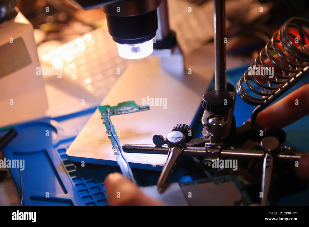Defocus closeup microscope. Work with a soldering iron ...