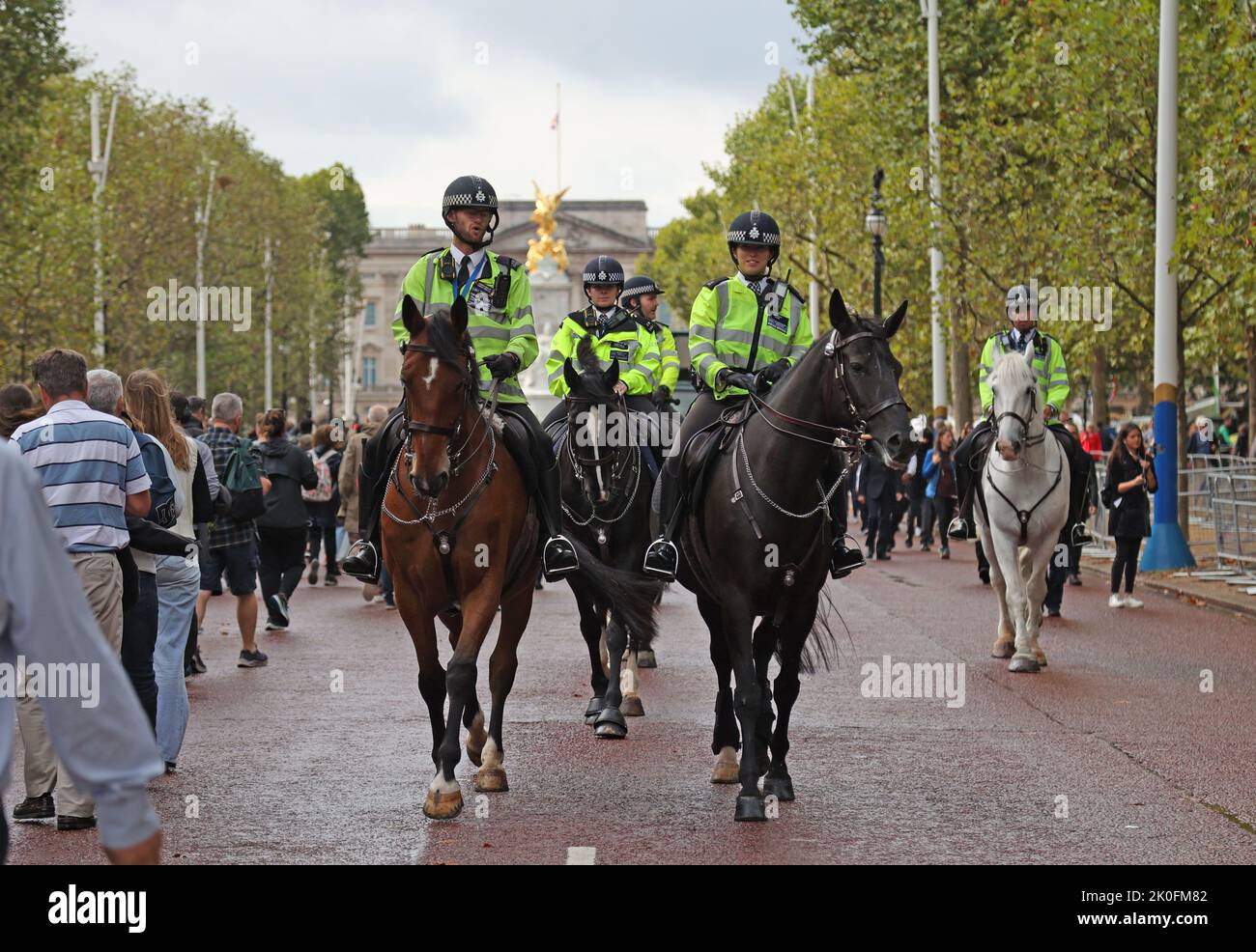 London, UK. 09th Sep, 2022. Mounted police officers on The Mall. London ...