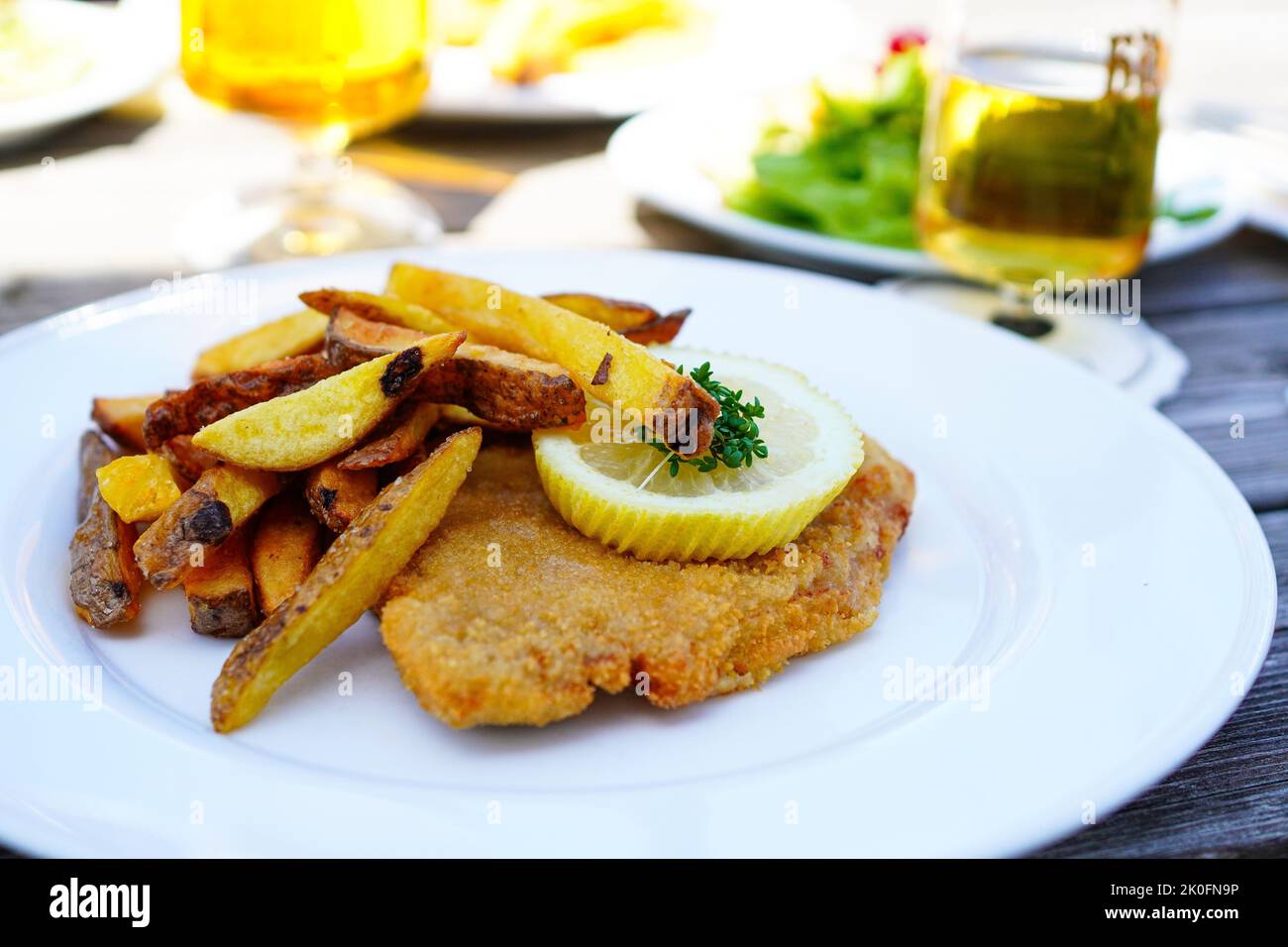German Wiener schnitzel ( Schnitzel mit Pommes Frites Stock Photo - Alamy