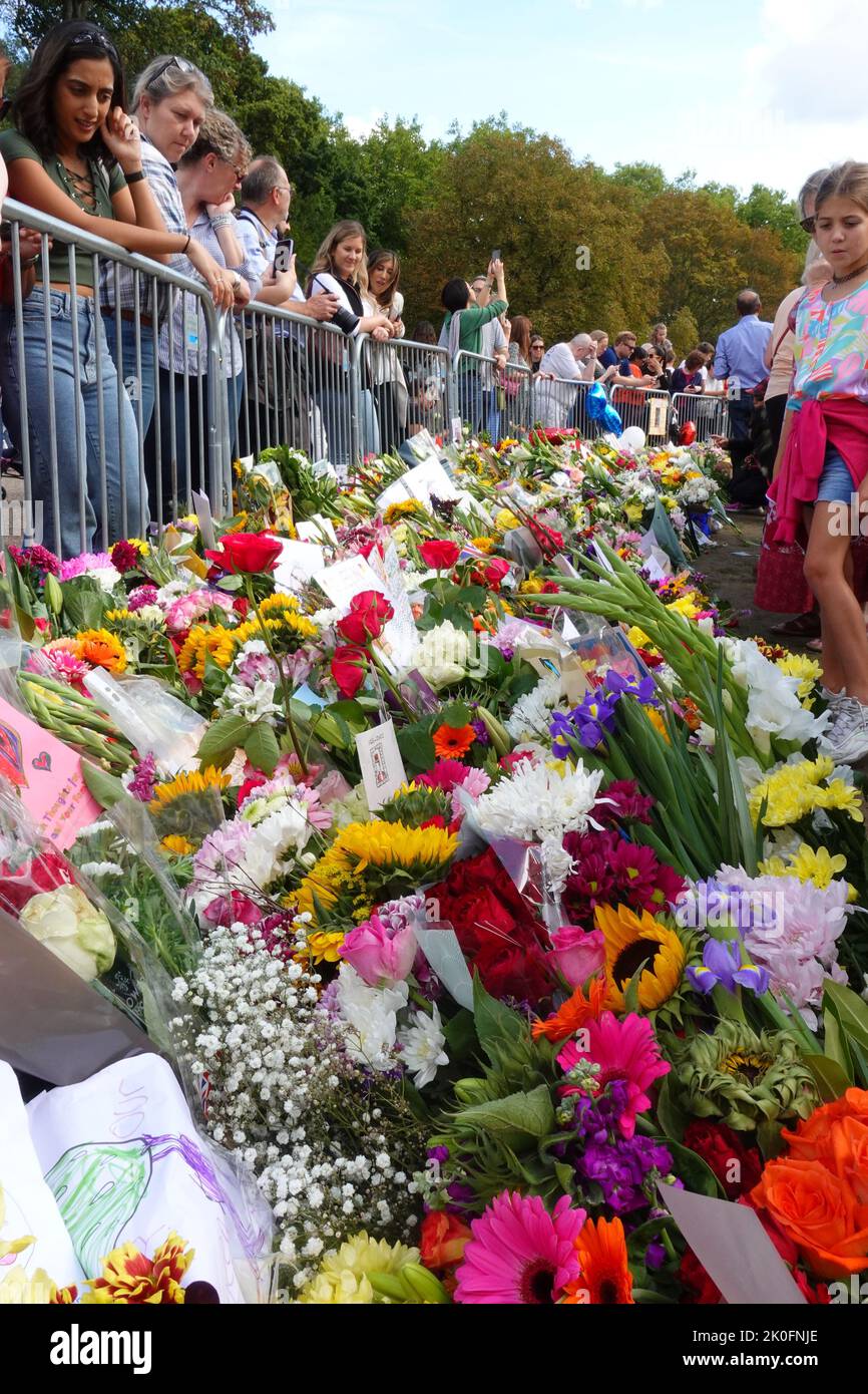 Mourners flock to Windsor to pay their respects following the death of ...