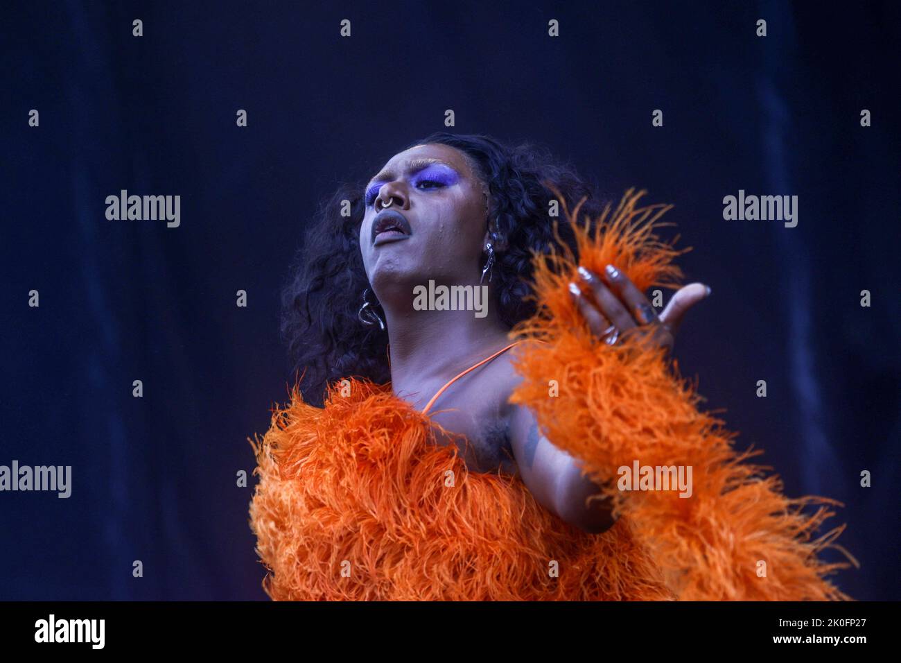 Singer liniker hi-res stock photography and images - Alamy