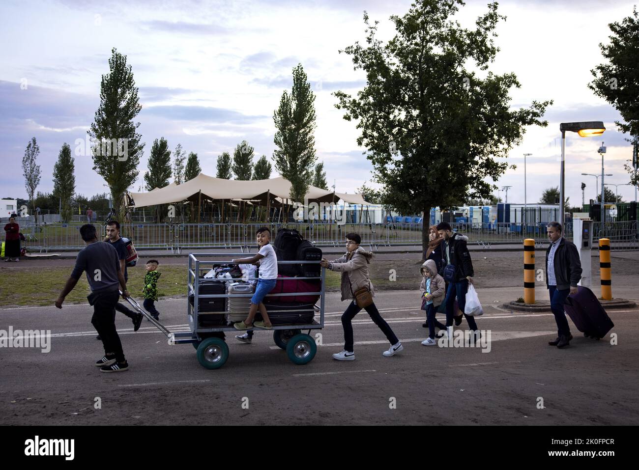2022-09-11 19:42:32 TER APEL - Refugees arrive at the application ...