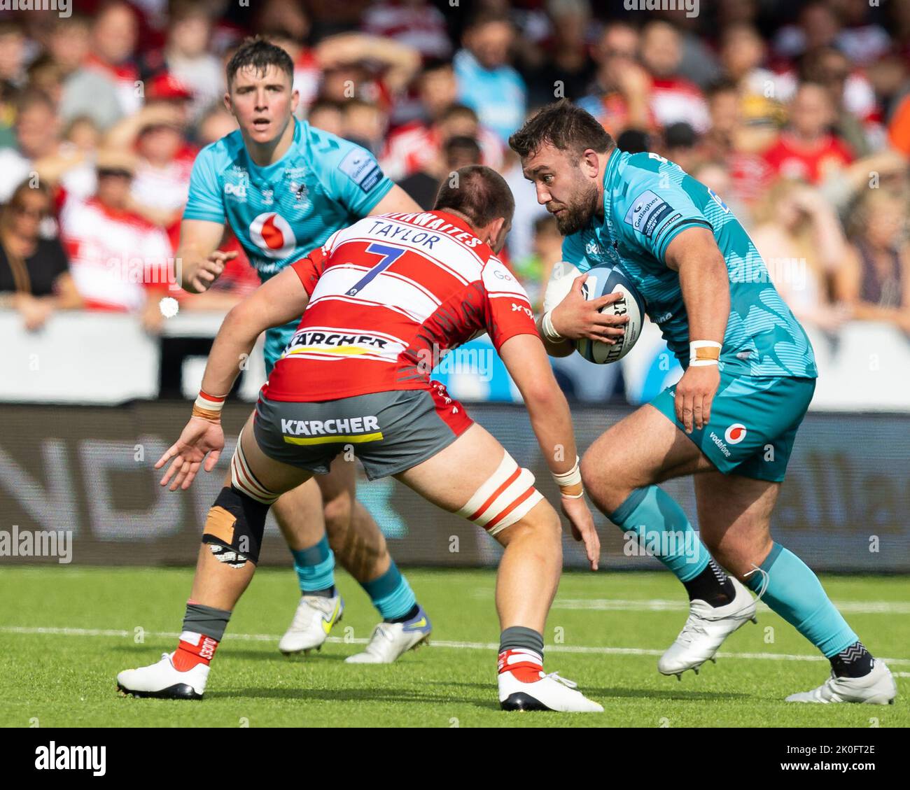Robin Hislop of Wasps Rugby charges towards Harry Taylor of Gloucester ...