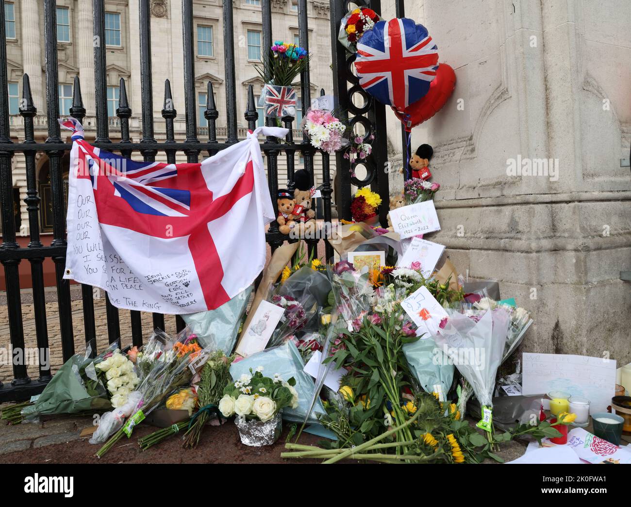London, UK. 10th Sep, 2022. Tributes left outside Buckingham Palace ...