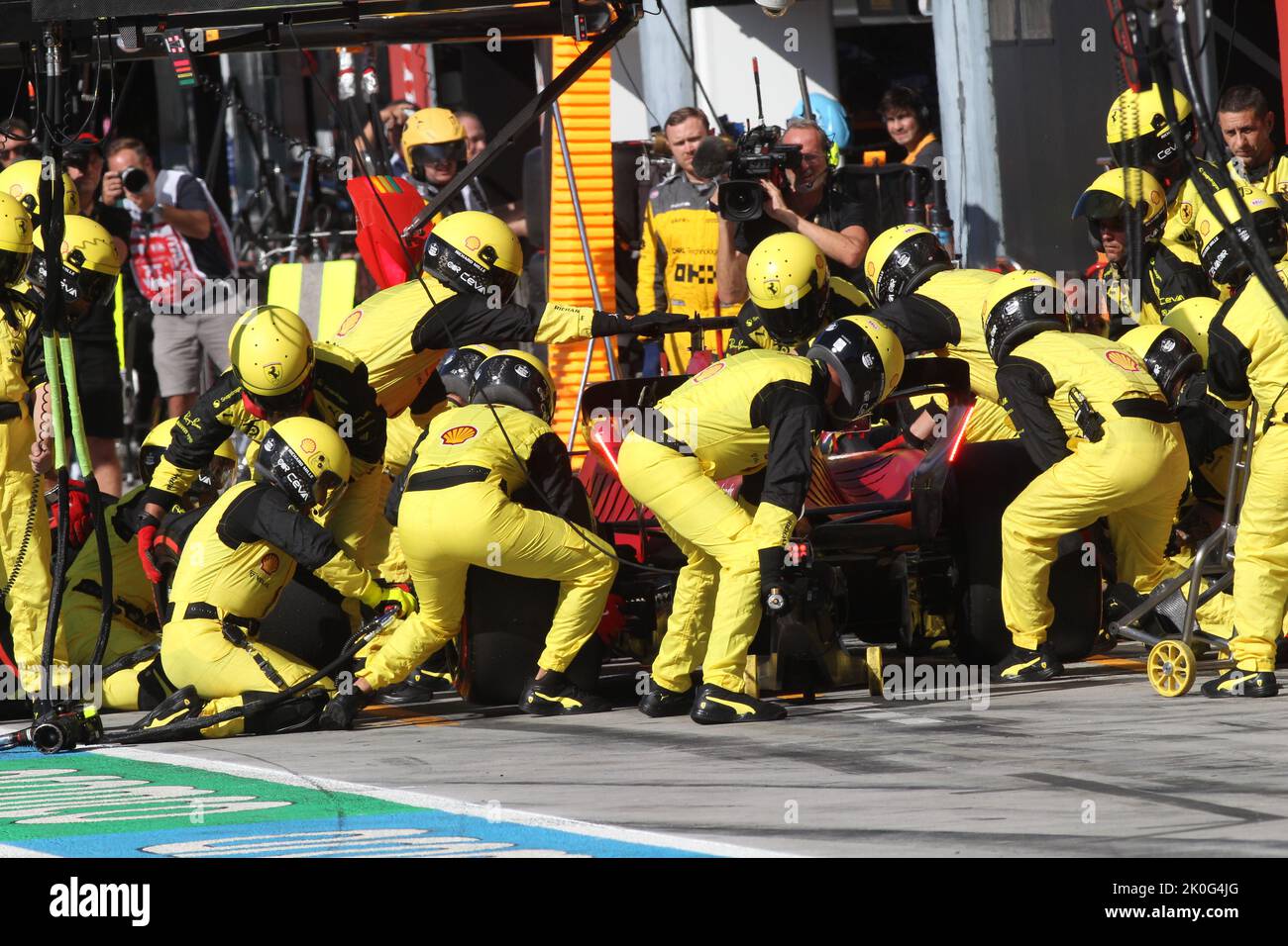 2022 formula one pit stop ferrari hi-res stock photography and images ...