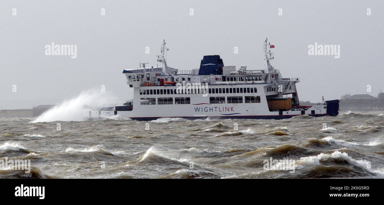 THE ISLE OF WIGHT FERRY SETS OFF ACROSS THE SOLENT AS HUGE WAVES DRIVEN BY 7OMPH WINDS ENGULF ...