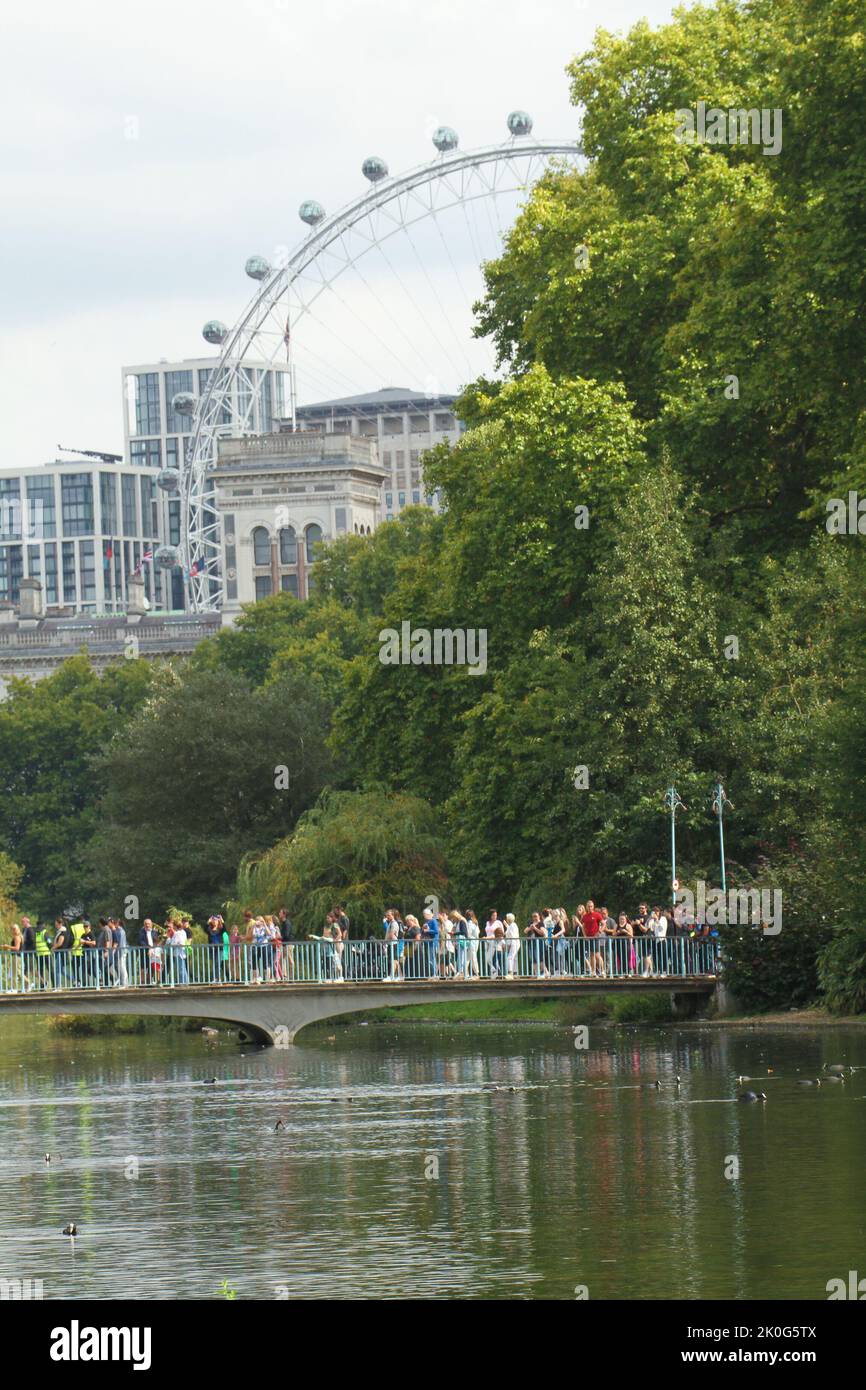 People seen walking across St James's Park - The Blue Bridge attempting ...