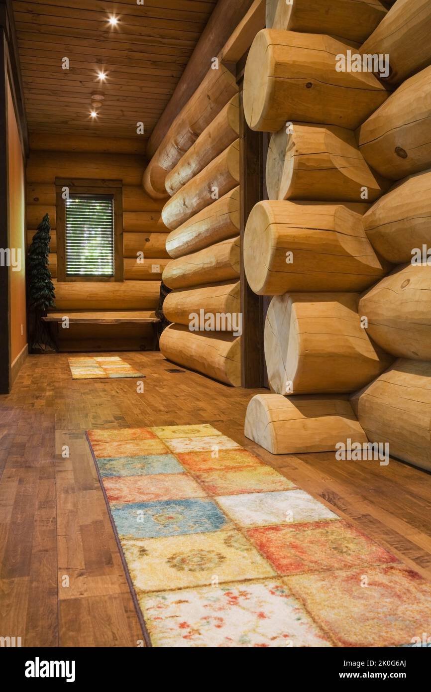 Notched log cottage hi-res stock photography and images - Alamy