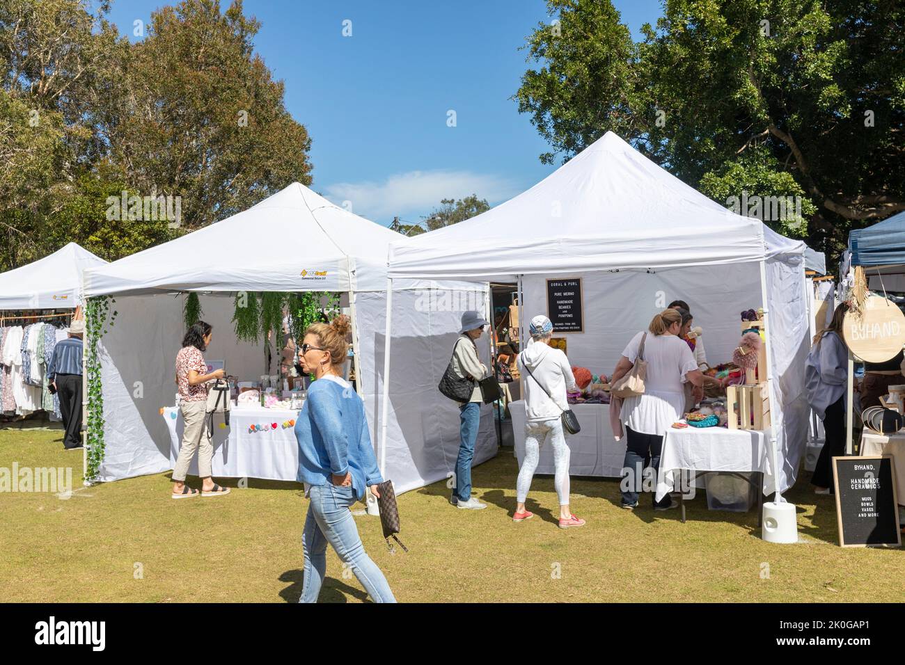 Avalon Beach Sydney, market day in this Sydney suburb with stalls ...