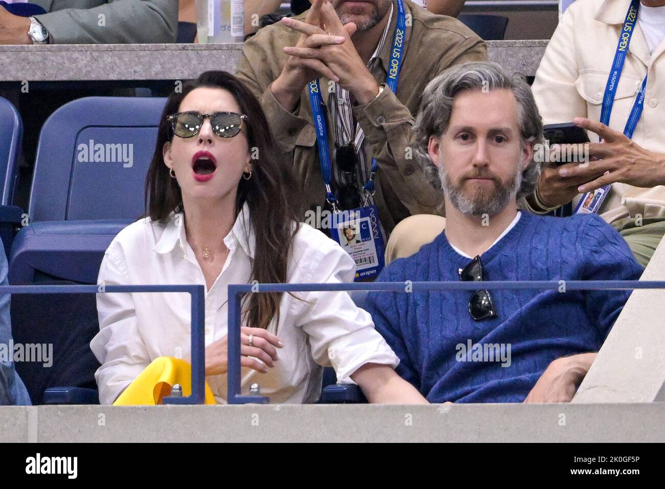 Anne Hathaway and Adam Shulman watch the US Open tennis 2022 men’s ...