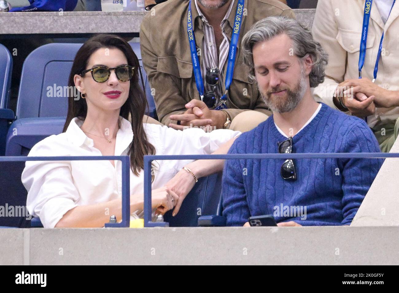 Anne Hathaway and Adam Shulman watch the US Open tennis 2022 men’s ...