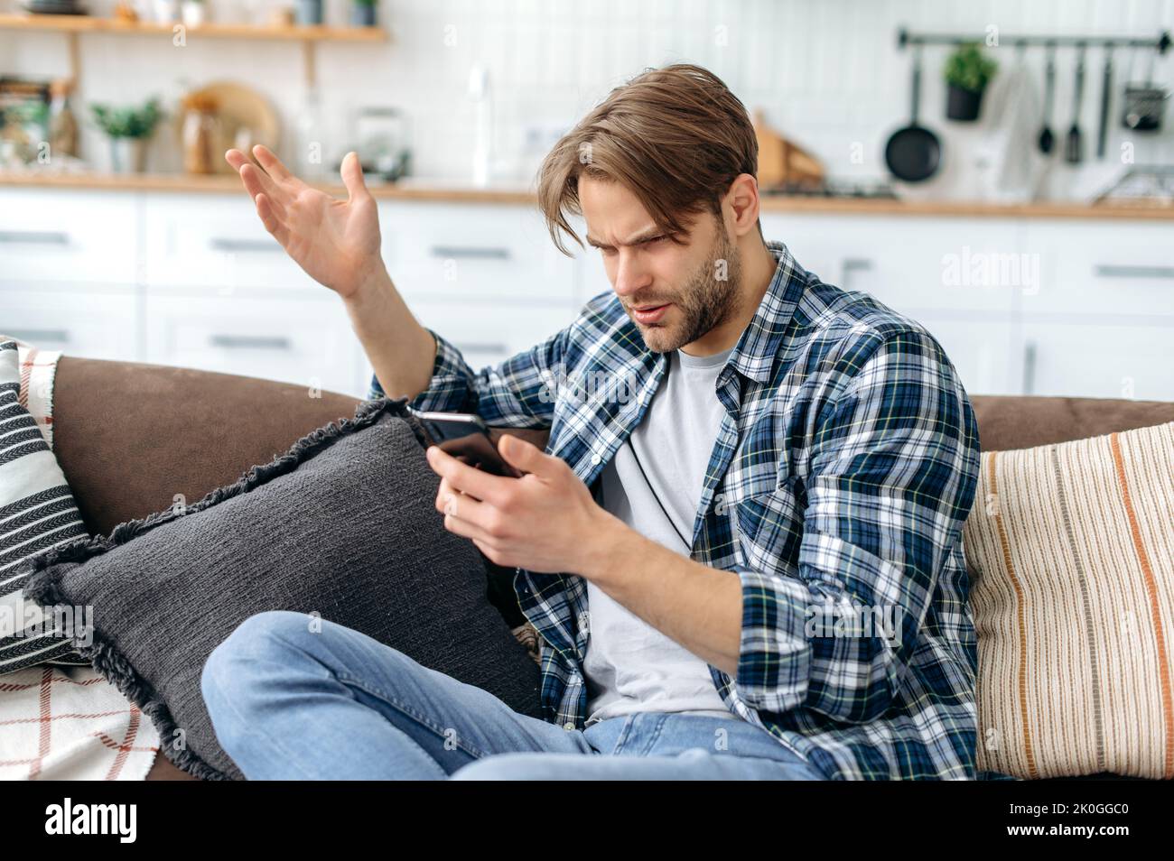 News texting hi-res stock photography and images - Alamy