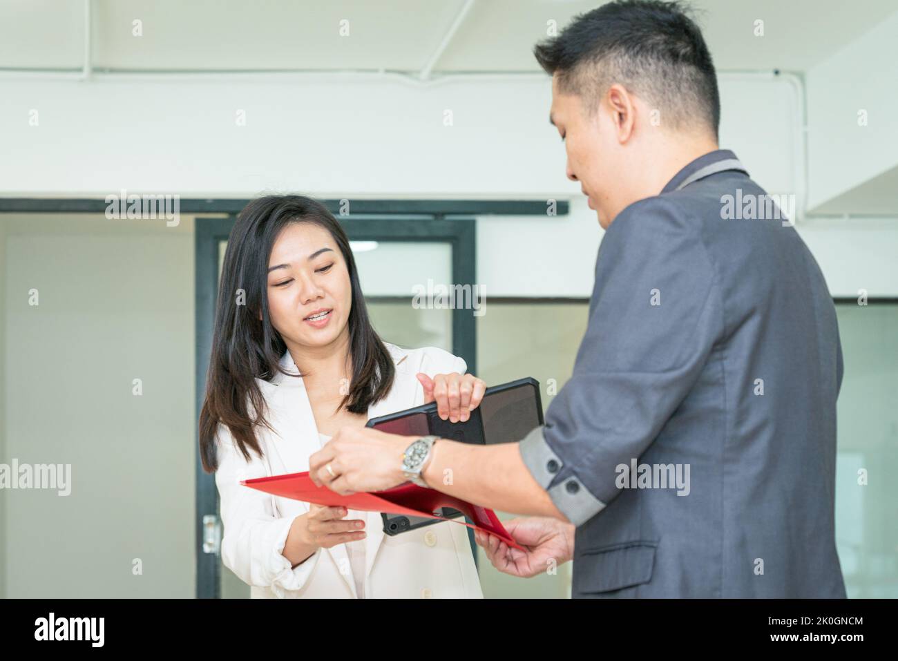 Asian office setting hi-res stock photography and images - Alamy