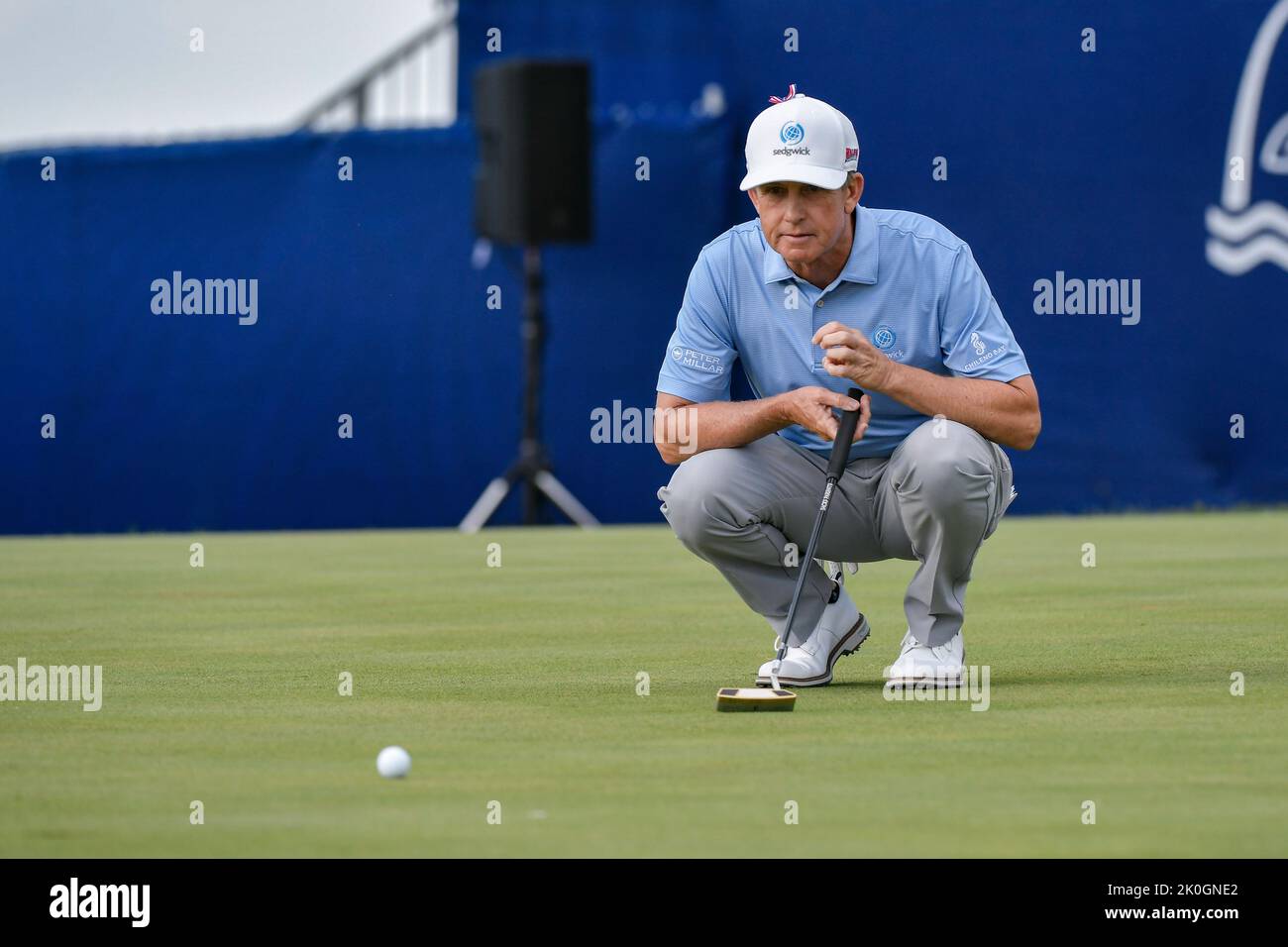 Putt on 18th green hi-res stock photography and images - Alamy