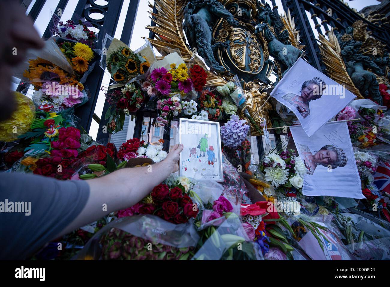 Queen elizabeth ii paddington bear hi-res stock photography and images ...