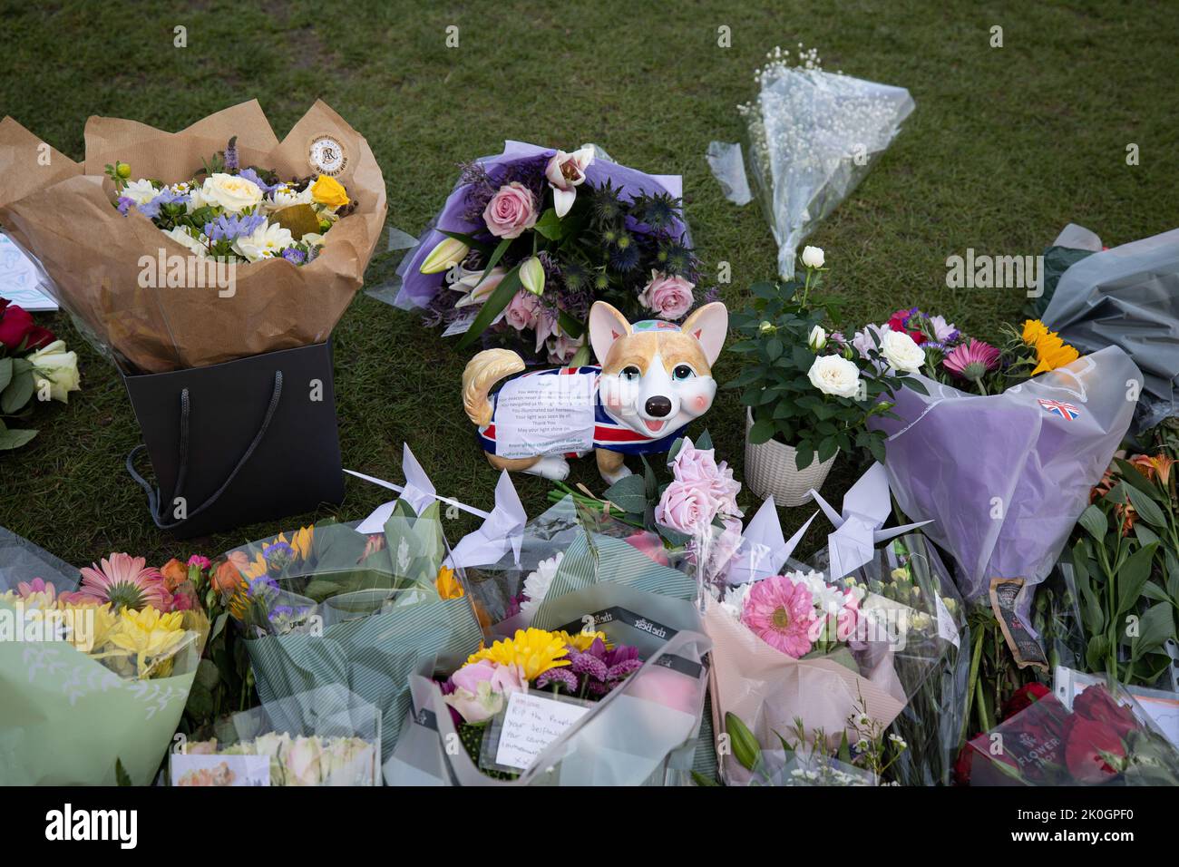 London, UK. 11th Sep, 2022. A corgi toy with messages and flowers seen ...