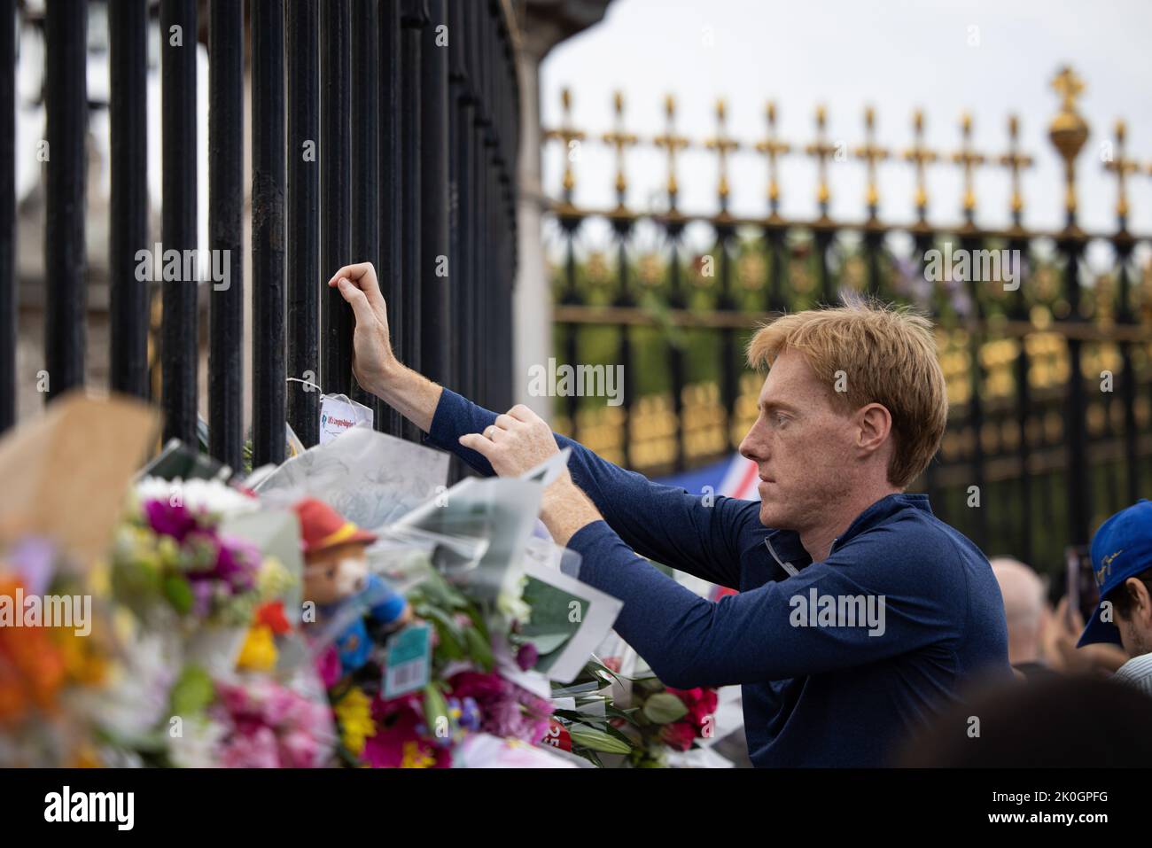 London, UK. 11th Sep, 2022. People seen hanging message cards on the ...