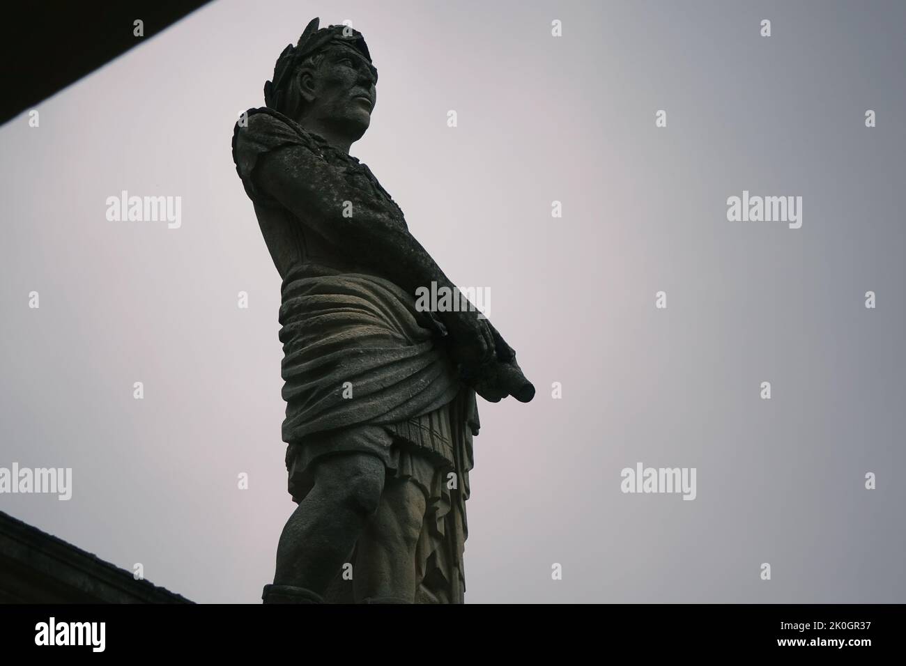 Bath england statue roman baths hi-res stock photography and images - Alamy