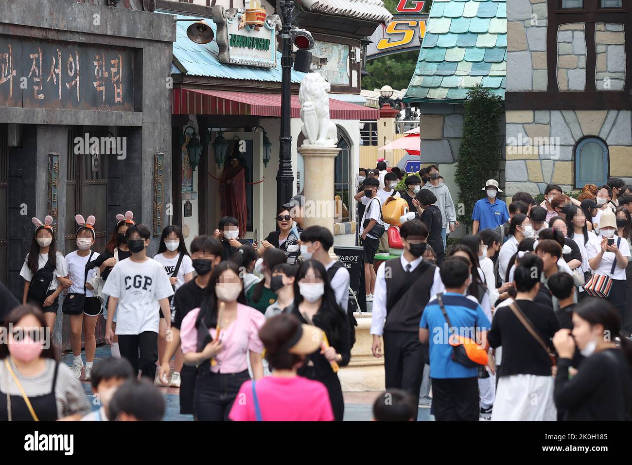 12th Sep, 2022. Crowded amusement park Lotte World, an amusement park ...