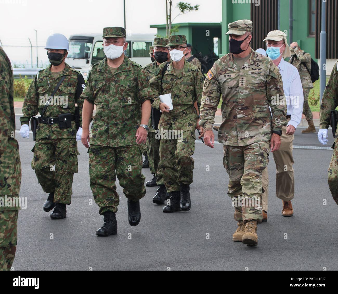 Gen. Yoshihide Yoshida(L2), Japan's Chief of Staff of Ground ...