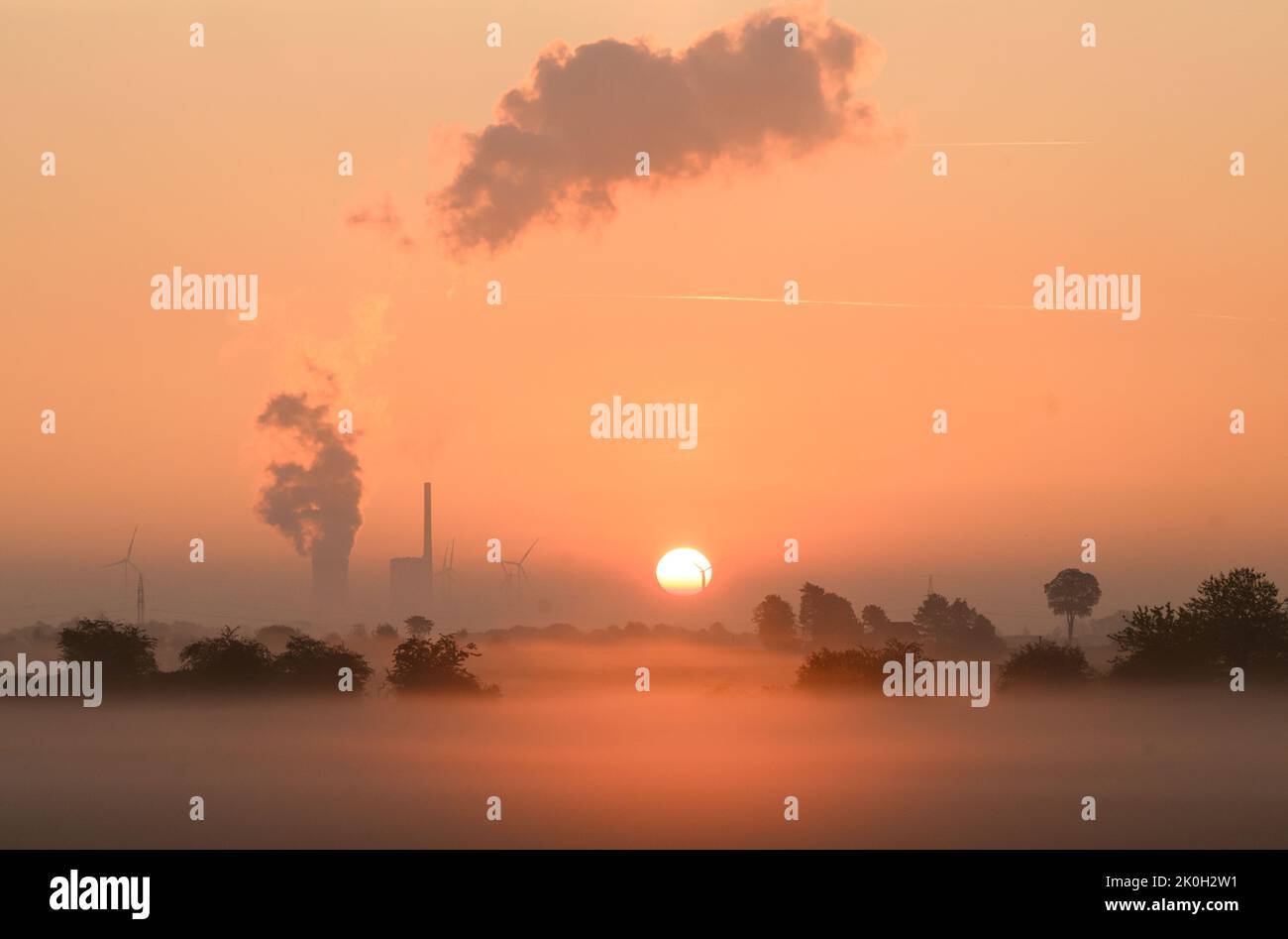 Sehnde, Germany. 12th Sep, 2022. The sun rises next to Mehrum power ...
