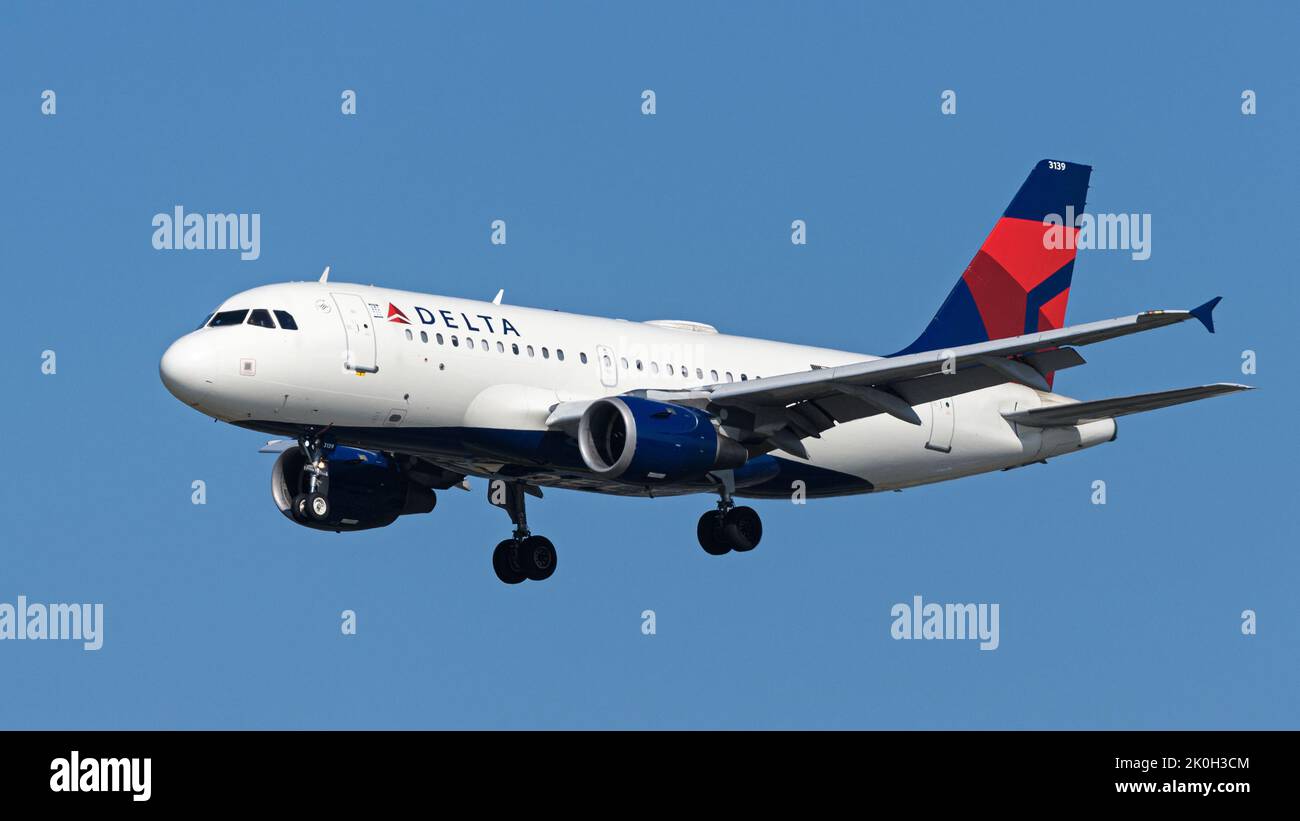Avión delta hi-res stock photography and images - Alamy