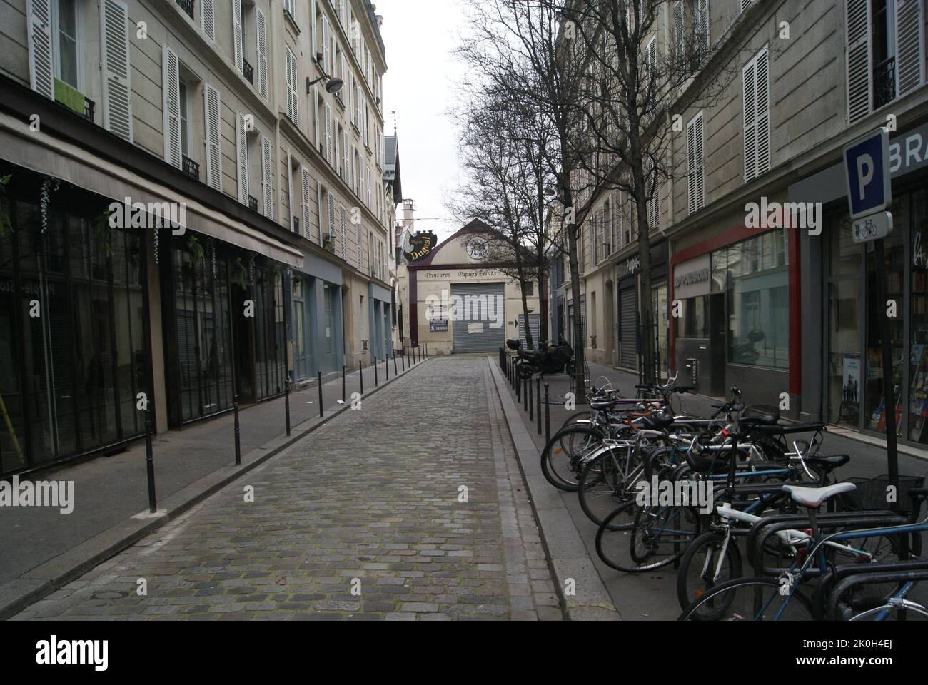 Une rue à Paris. France Stock Photo - Alamy