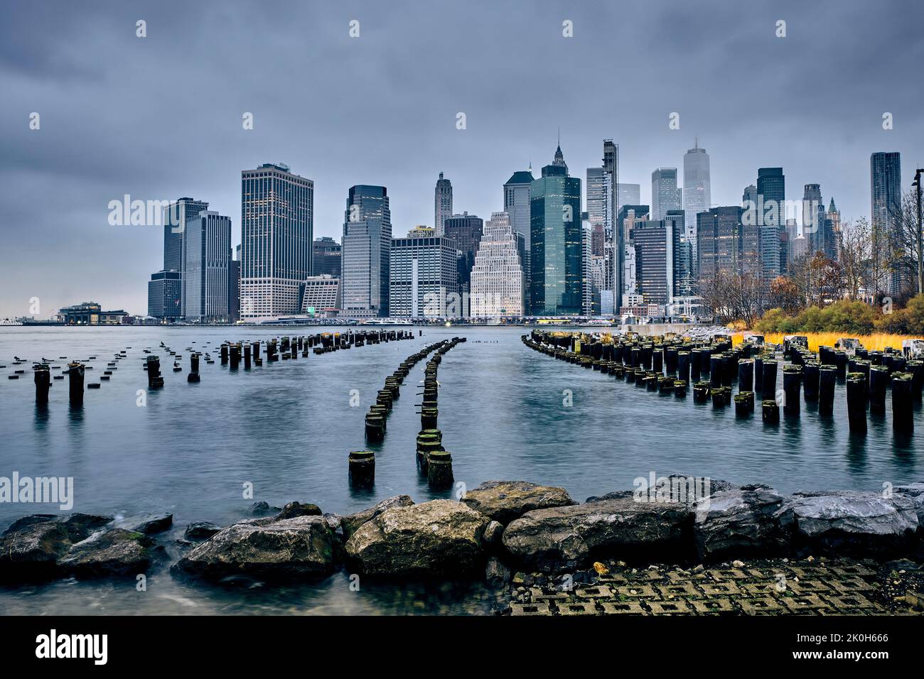 A beautiful view of the waterfront of Brooklyn Bridge Park in New York ...