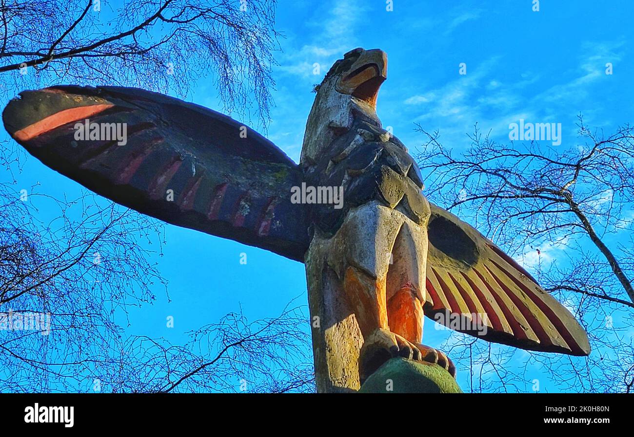 Totem pole against blue hi-res stock photography and images - Alamy