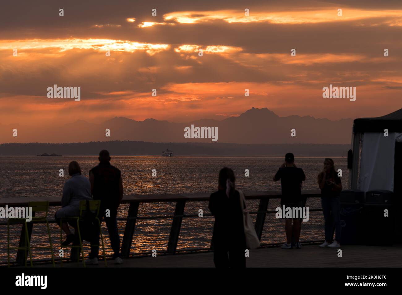 Seattle, USA. 11th Sep, 2022. A beautiful smokey sunset over Elliott ...