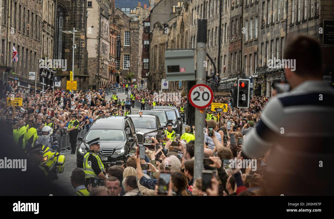 Edinburgh, UK. 11th Sep, 2022. Royal Mile. The coffin of the late Queen ...