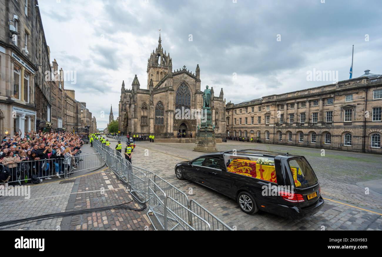 Royal Rota Edinburgh, UK. 11th Sep, 2022. Royal Mile. The coffin of the ...
