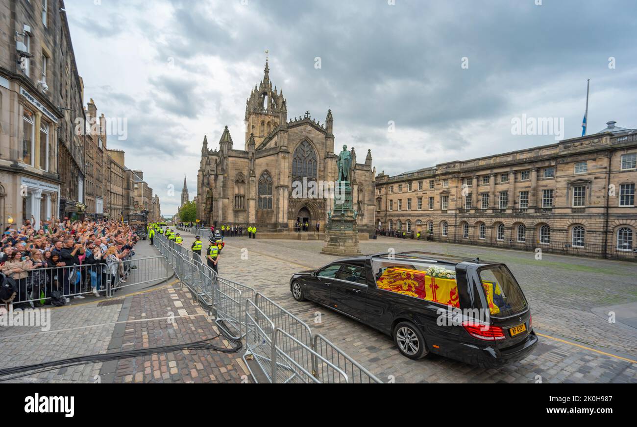 Edinburgh, UK. 11th Sep, 2022. Royal Mile. The coffin of the late Queen ...