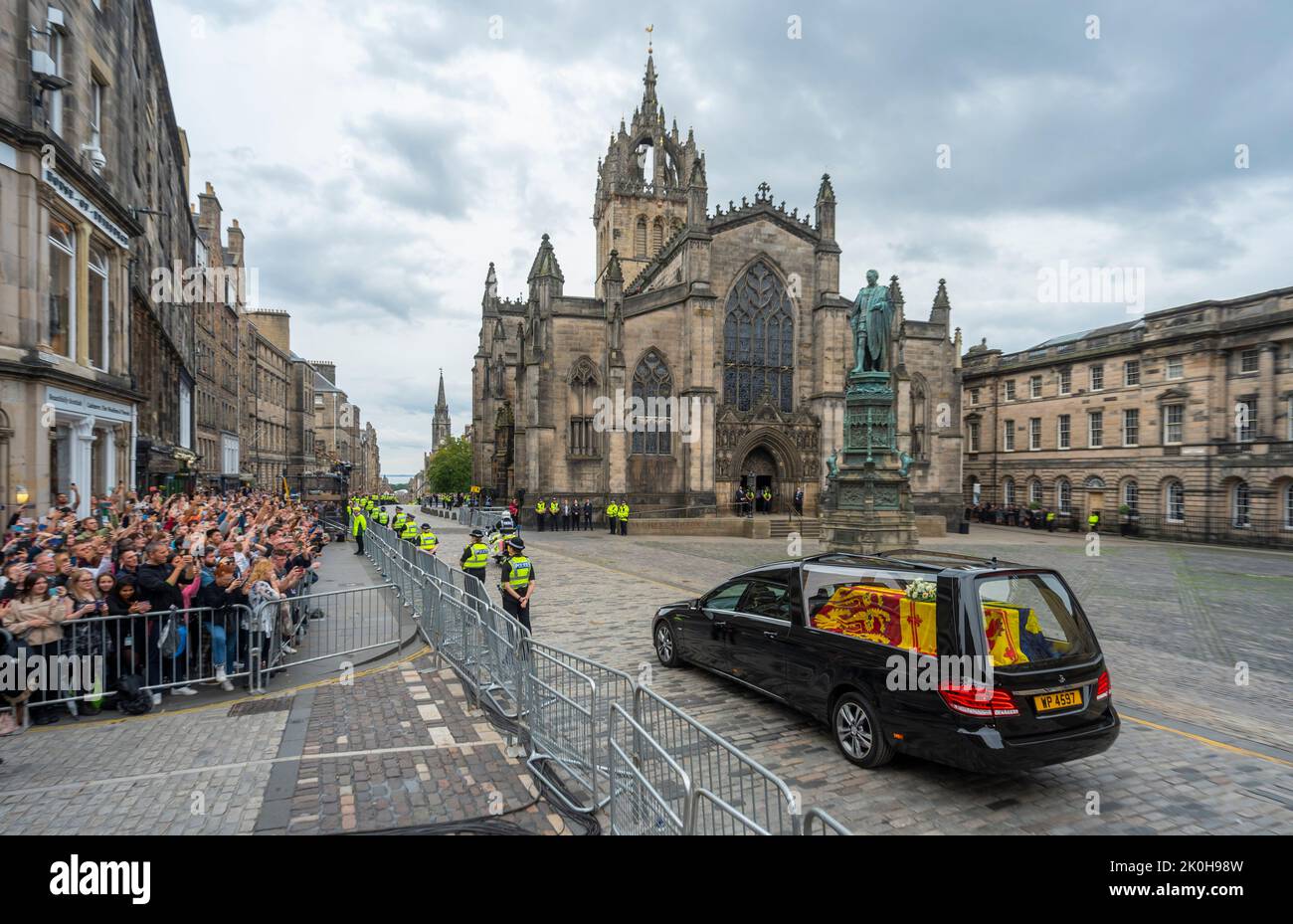 Edinburgh, UK. 11th Sep, 2022. Royal Mile. The coffin of the late Queen ...