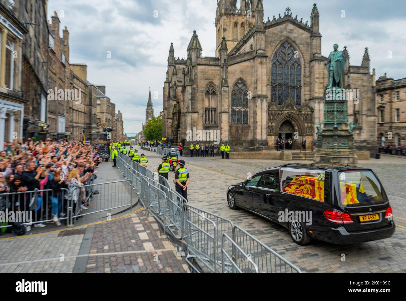 Edinburgh, UK. 11th Sep, 2022. Royal Mile. The coffin of the late Queen ...