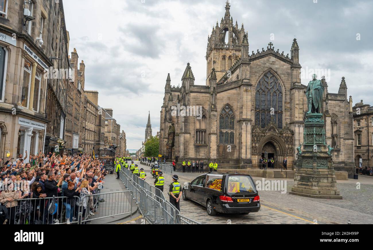 Edinburgh, UK. 11th Sep, 2022. Royal Mile. The coffin of the late Queen ...