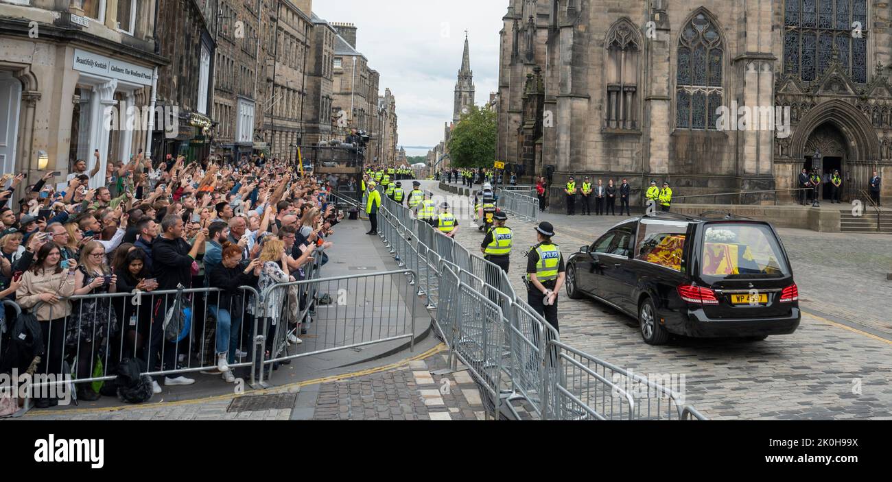 Edinburgh, UK. 11th Sep, 2022. Royal Mile. The coffin of the late Queen ...