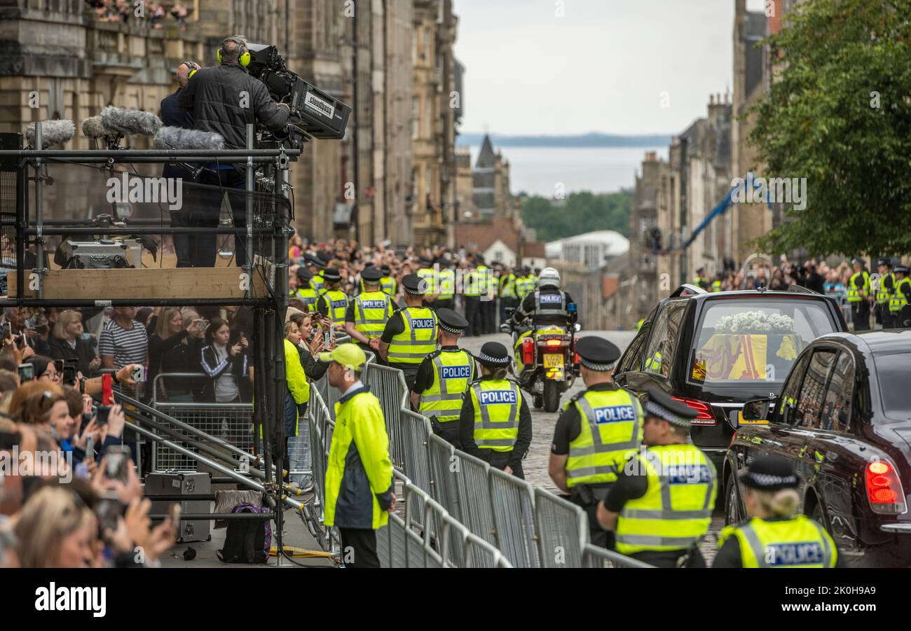Edinburgh, UK. 11th Sep, 2022. Royal Mile. The coffin of the late Queen ...