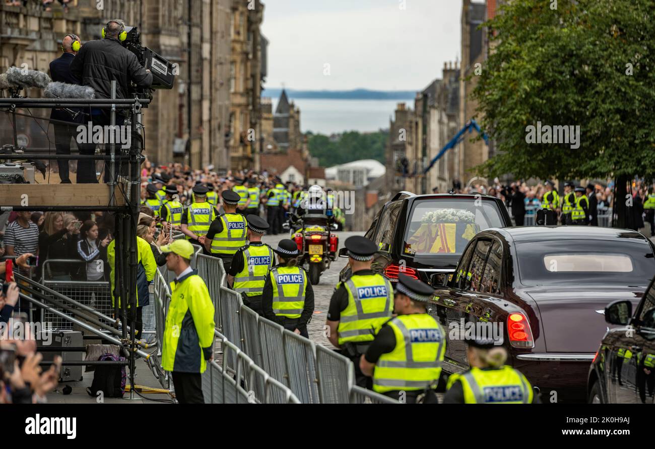 Edinburgh, UK. 11th Sep, 2022. Royal Mile. The coffin of the late Queen ...