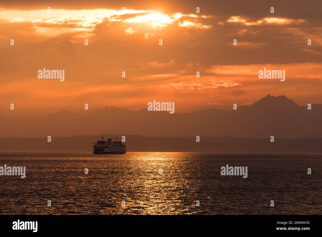 Seattle, USA. 11th Sep, 2022. A beautiful smokey sunset over Elliott ...