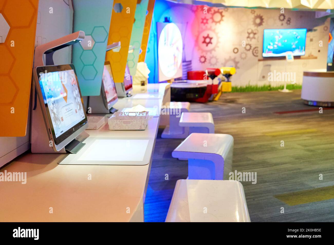 Interior of science museum playground. Kids entertainment and education ...