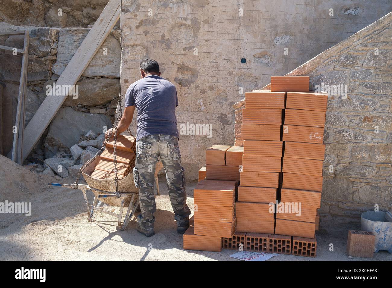 Moving concrete blocks hi-res stock photography and images - Alamy