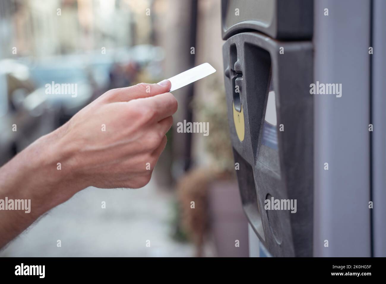 Inserting a sim card hi-res stock photography and images - Alamy