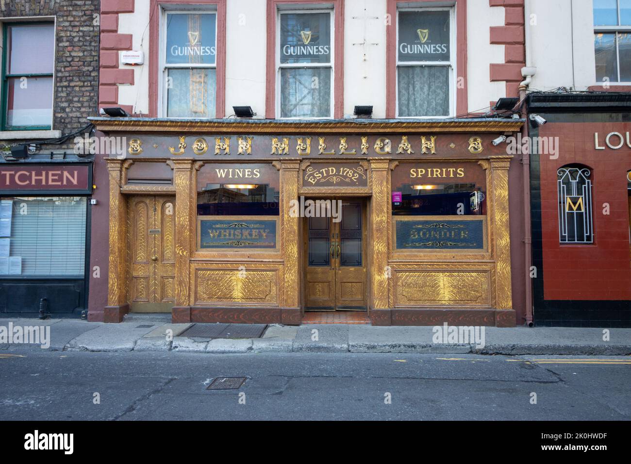 A beautiful view of a pub building in Dublin Stock Photo - Alamy