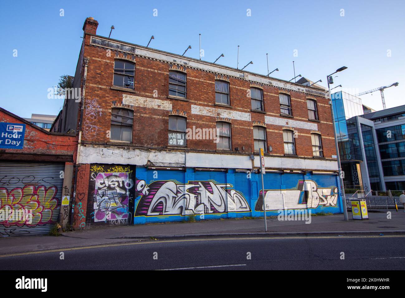 Building with graffiti hi-res stock photography and images - Alamy